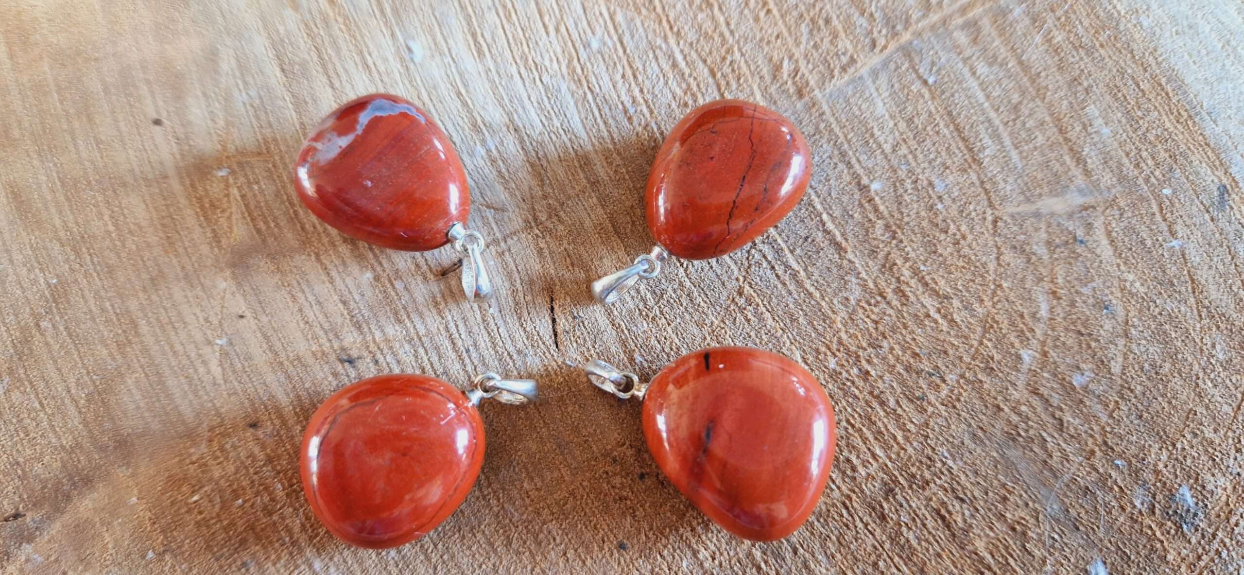 Rode jaspis hanger – De Lachende Boedha